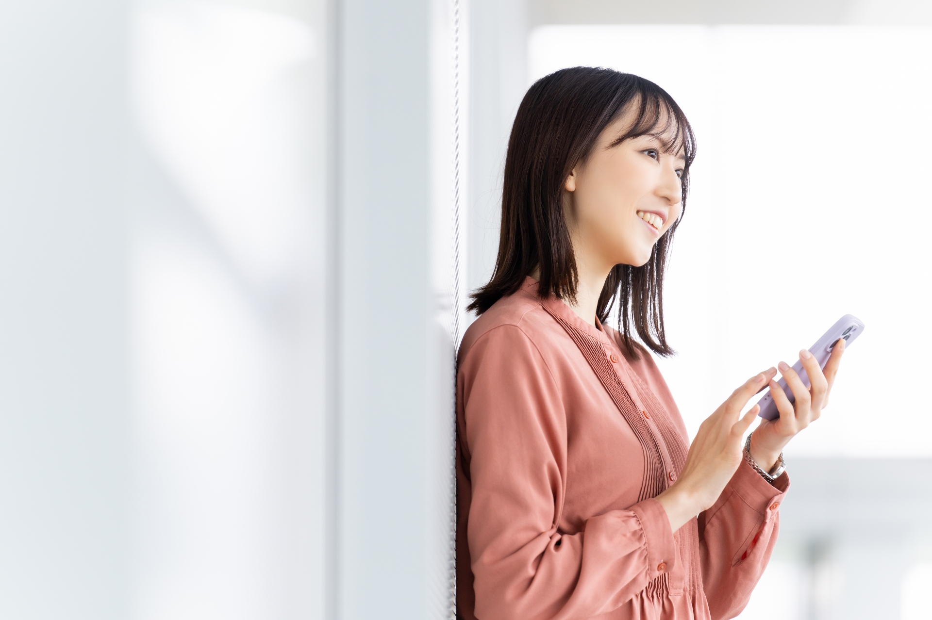女性からLINEが来るのはどんな心理？連絡してくる女性心理を解説 - LIGHT UP（ライトアップ）